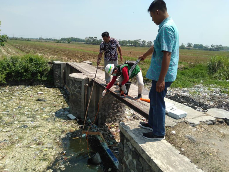 Dugaan Pencemaran Air, Petugas DLH Mojokerto Ambil Sampel Air di Sungai ... Dugaan Pencemaran Air, Petugas DLH Mojokerto Ambil Sampel Air di Sungai ...