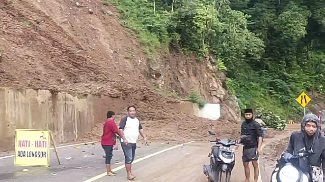 Tanah Longsor Terjang Perbukitan Piket Nol, Jalur Lumajang-Malang ... Tanah Longsor Terjang Perbukitan Piket Nol, Jalur Lumajang-Malang ...